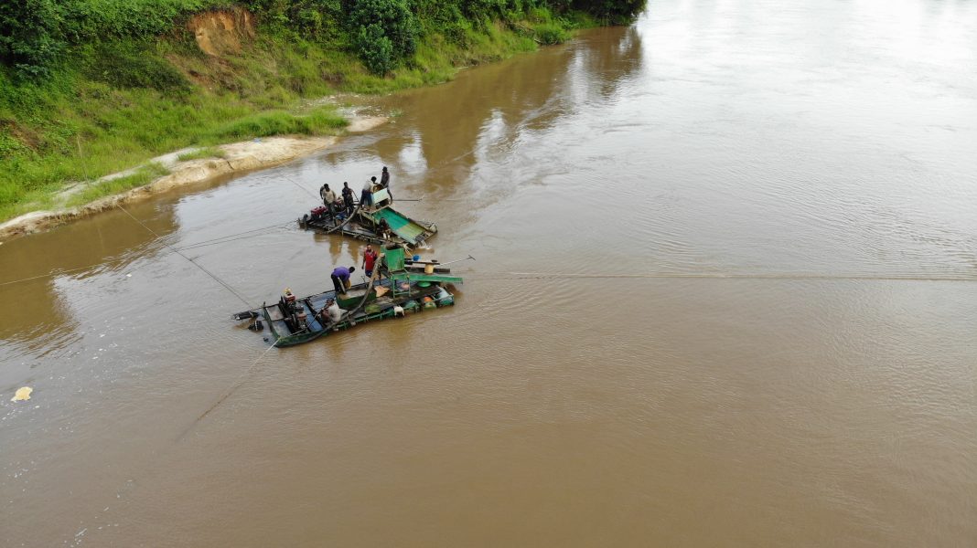 Government Permits Dredging Despite Pollution Woes